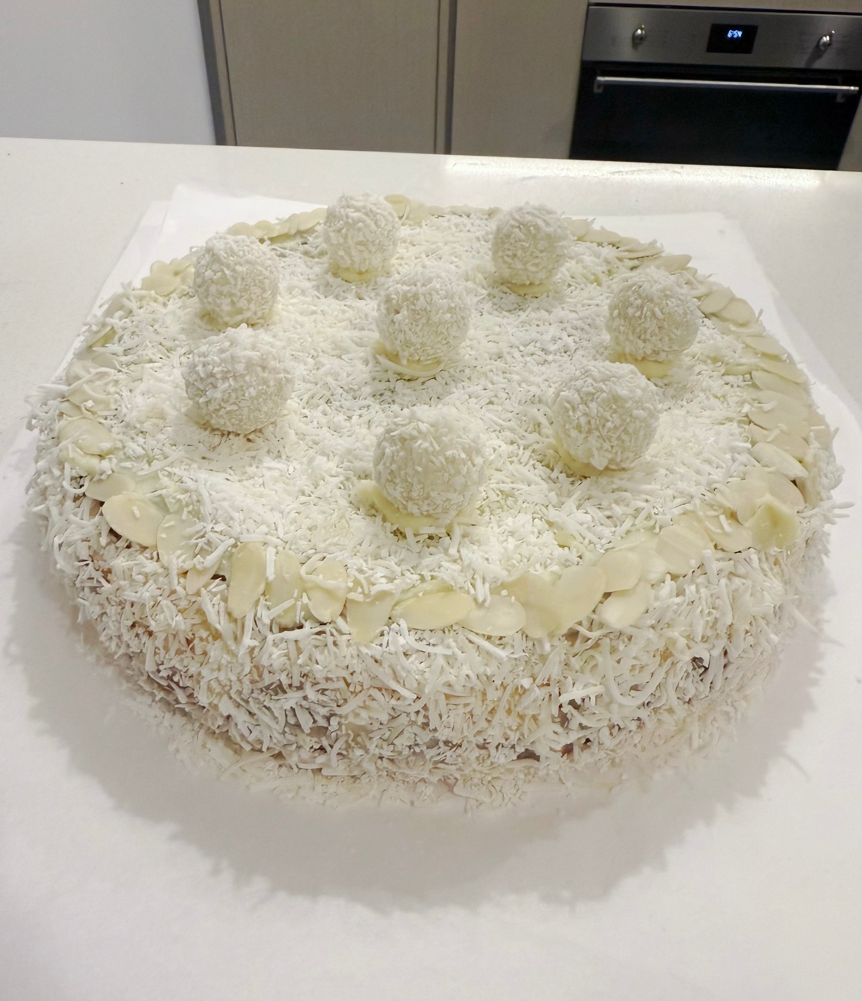 Basque Raffaello Cheesecake XL – Chef's Kiss